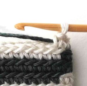 How to make holes in tapestry crochet - Nordic Hook