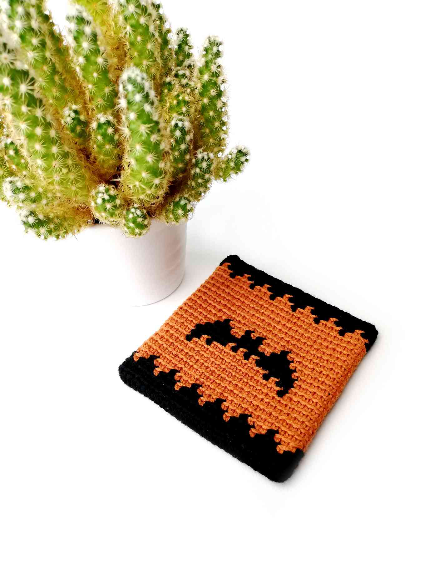 Spooky Halloween coaster with a bat - Free pattern